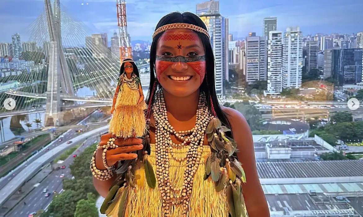 Indígena brasileira vira Barbie nos 65 anos da boneca - Todo Dia