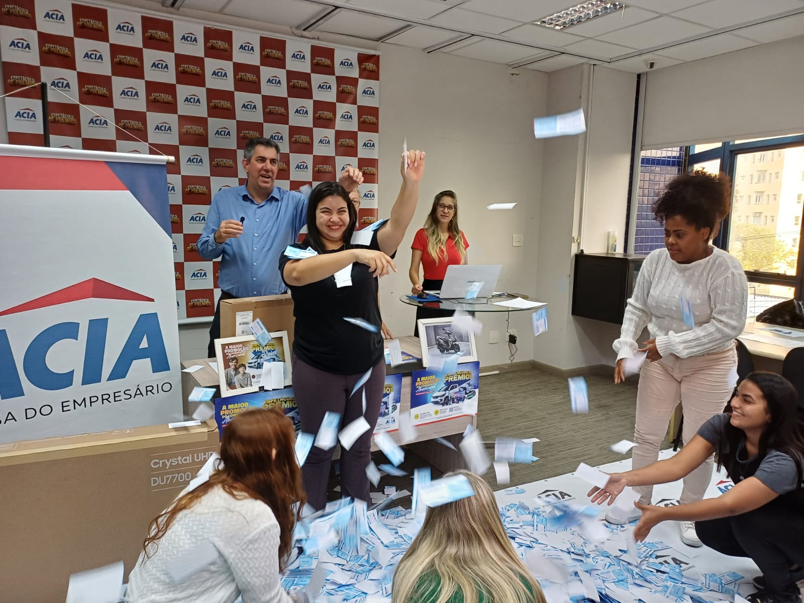 Moradora do Terras do Imperador ganha moto em sorteio da Acia - Todo Dia