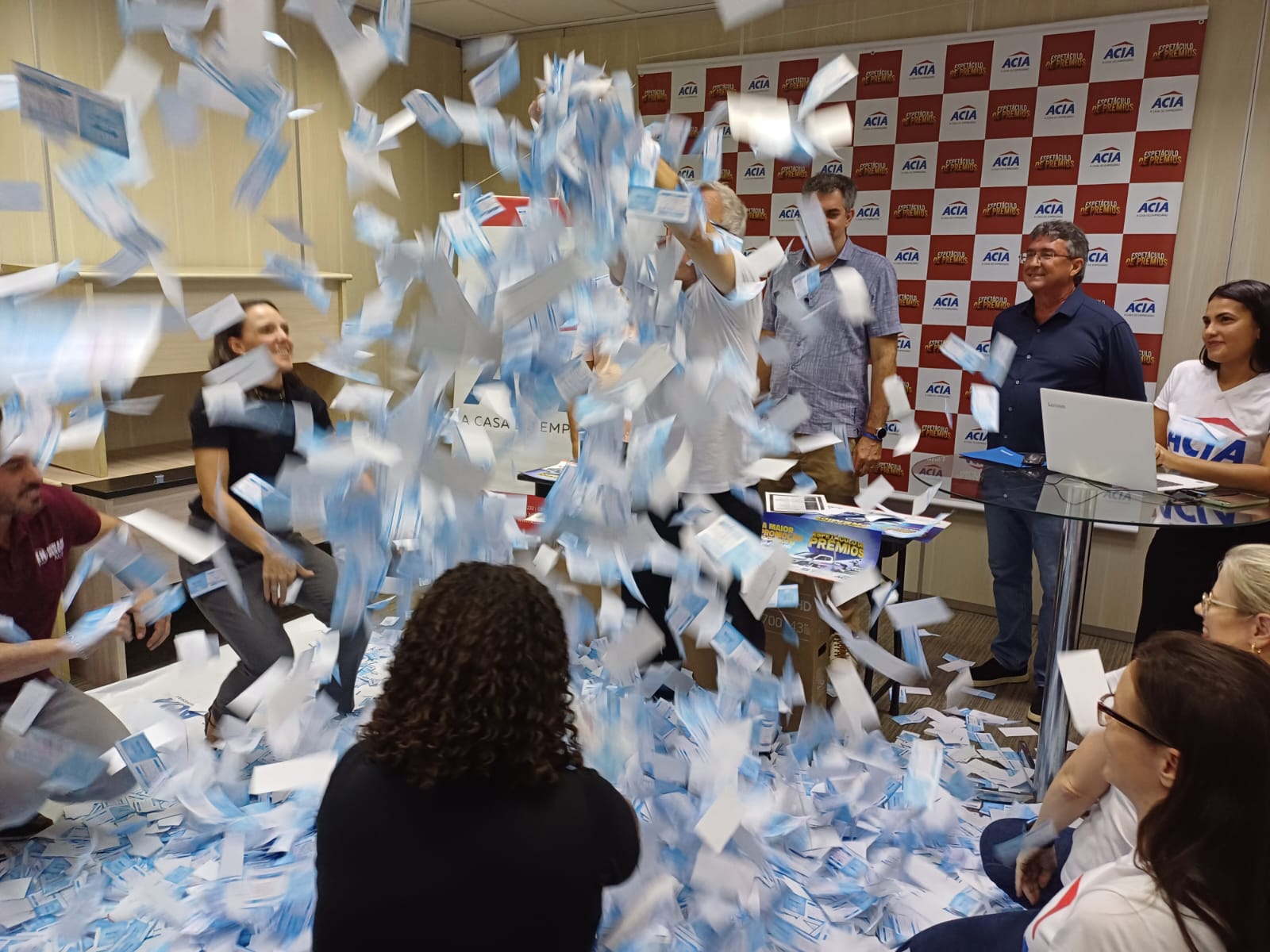 Moradora de Santa Bárbara leva carro zero em sorteio da Associação ...