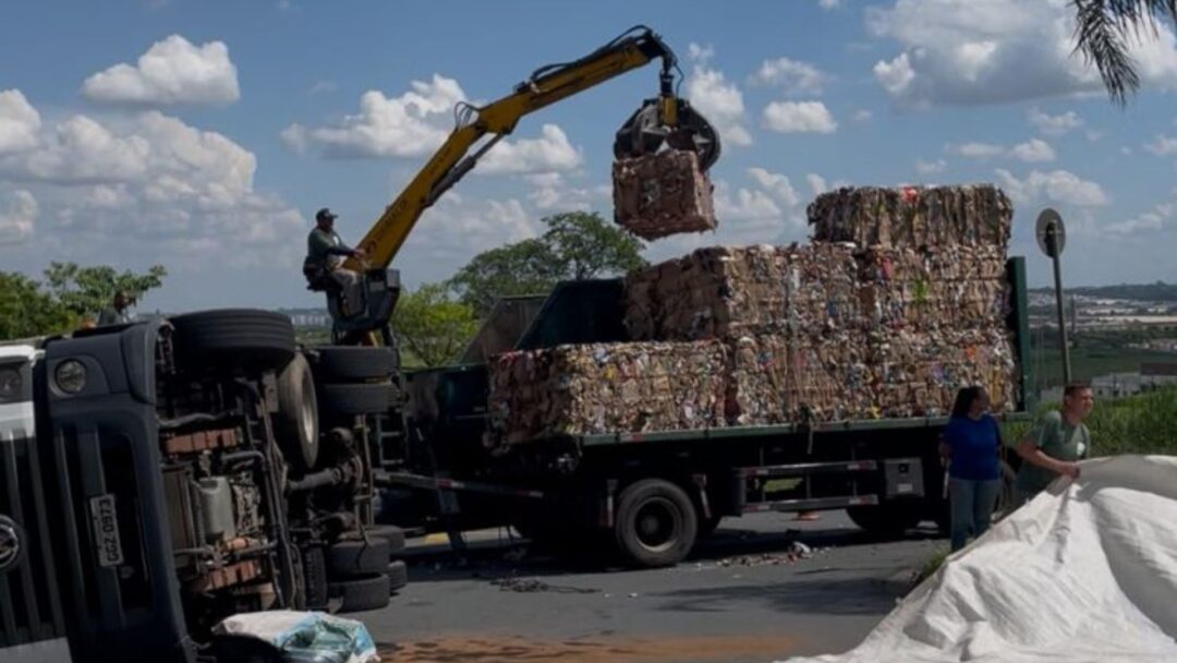 Caminhão carregado com papelão reciclável tomba em rotatória de ...