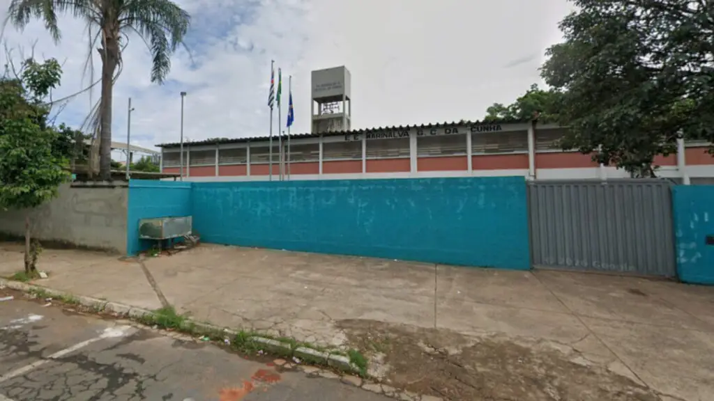 Tenente da PM é agredida ao tentar separar briga de alunas em escola ...